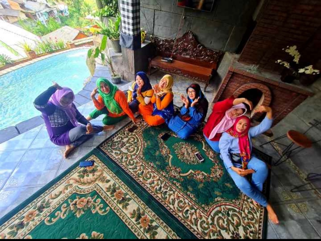 CARAKA HOMESTAY Penginapan Murah di Puncak View Bagus dan Kolam Renang
