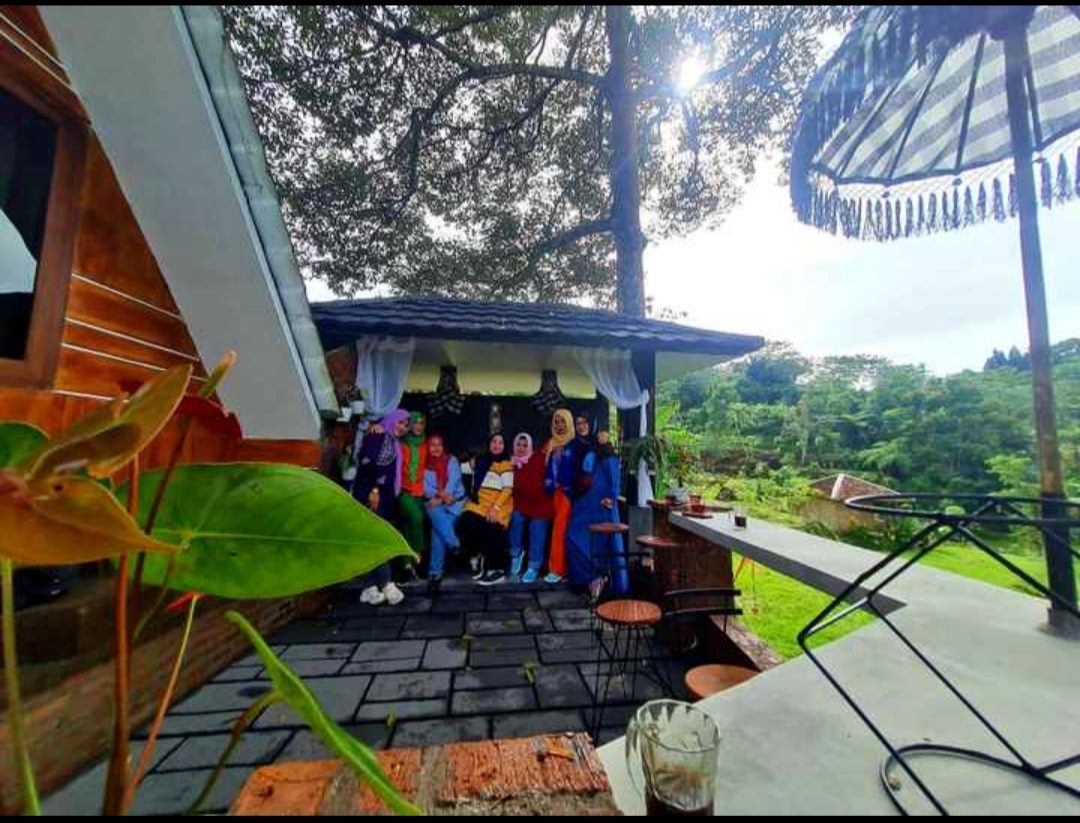 CARAKA HOMESTAY Penginapan Murah di Puncak View Bagus dan Kolam Renang